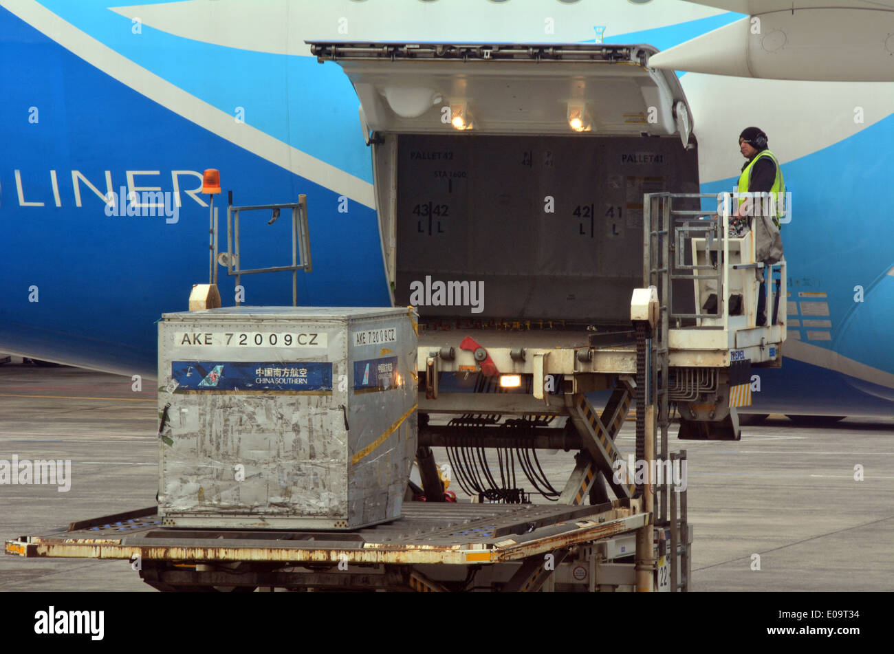 Air Cargo Loading Stock Photos & Air Cargo Loading Stock Images - Alamy