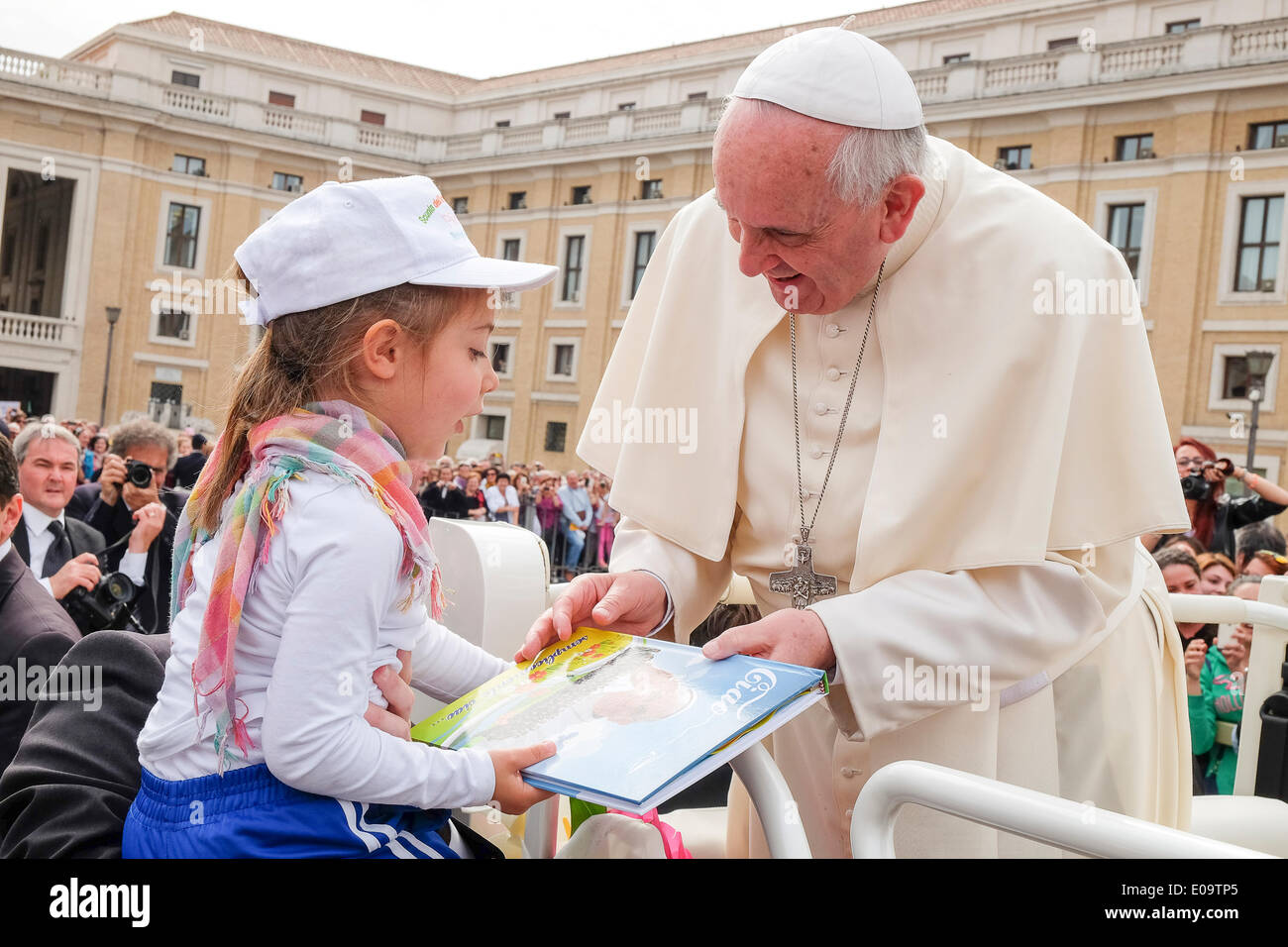 Vatican City. 7th May 2014. A little girl gift to Pope Francis a child ...