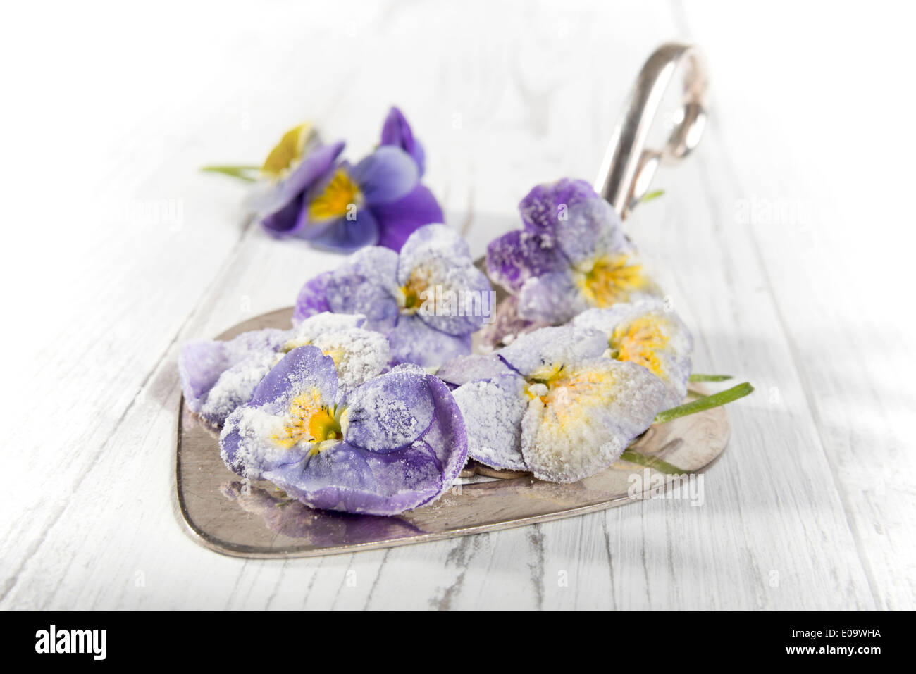 Cake with pansies hi-res stock photography and images - Alamy