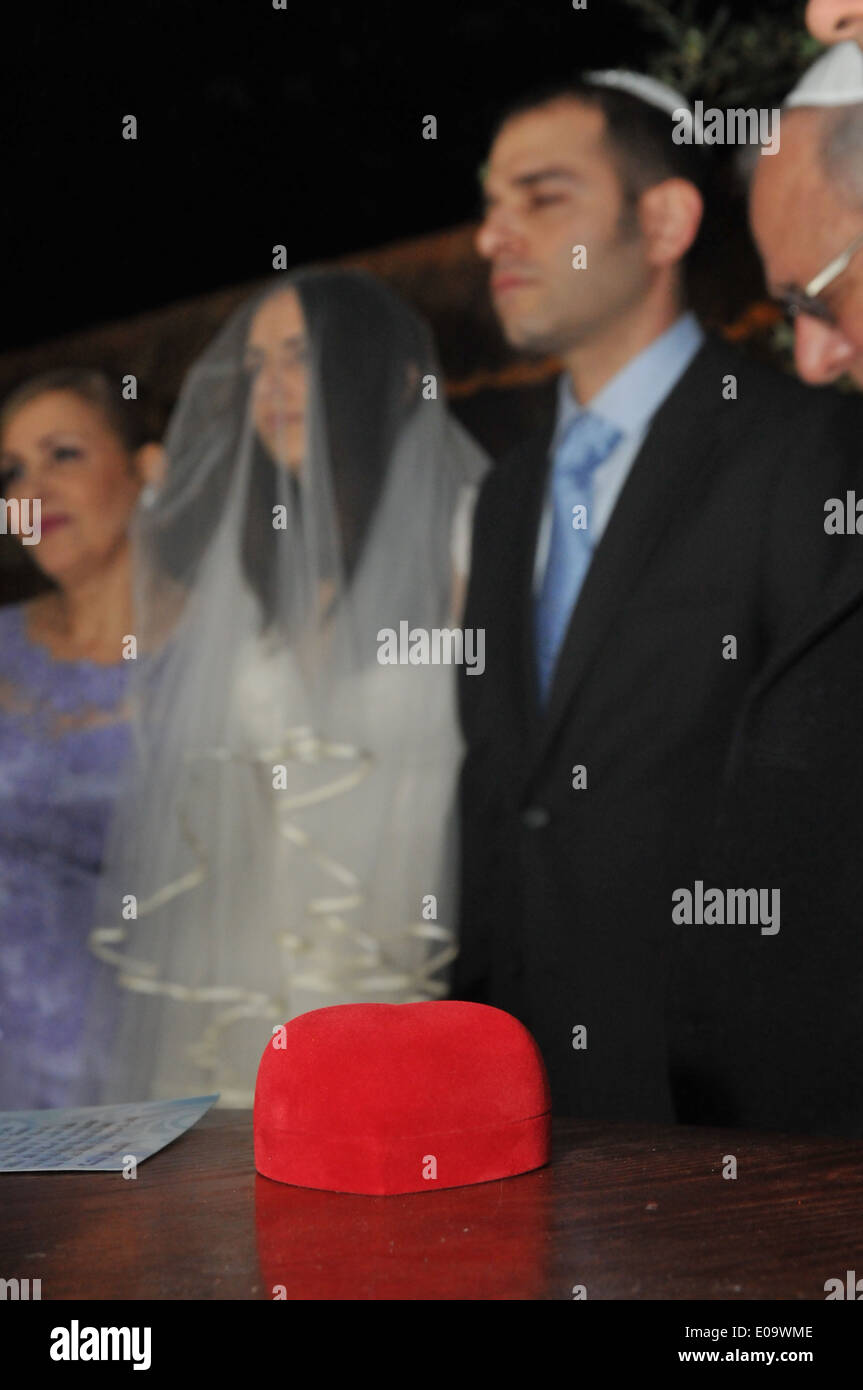 Jewish Wedding Bride and groom under the chupah Stock Photo - Alamy