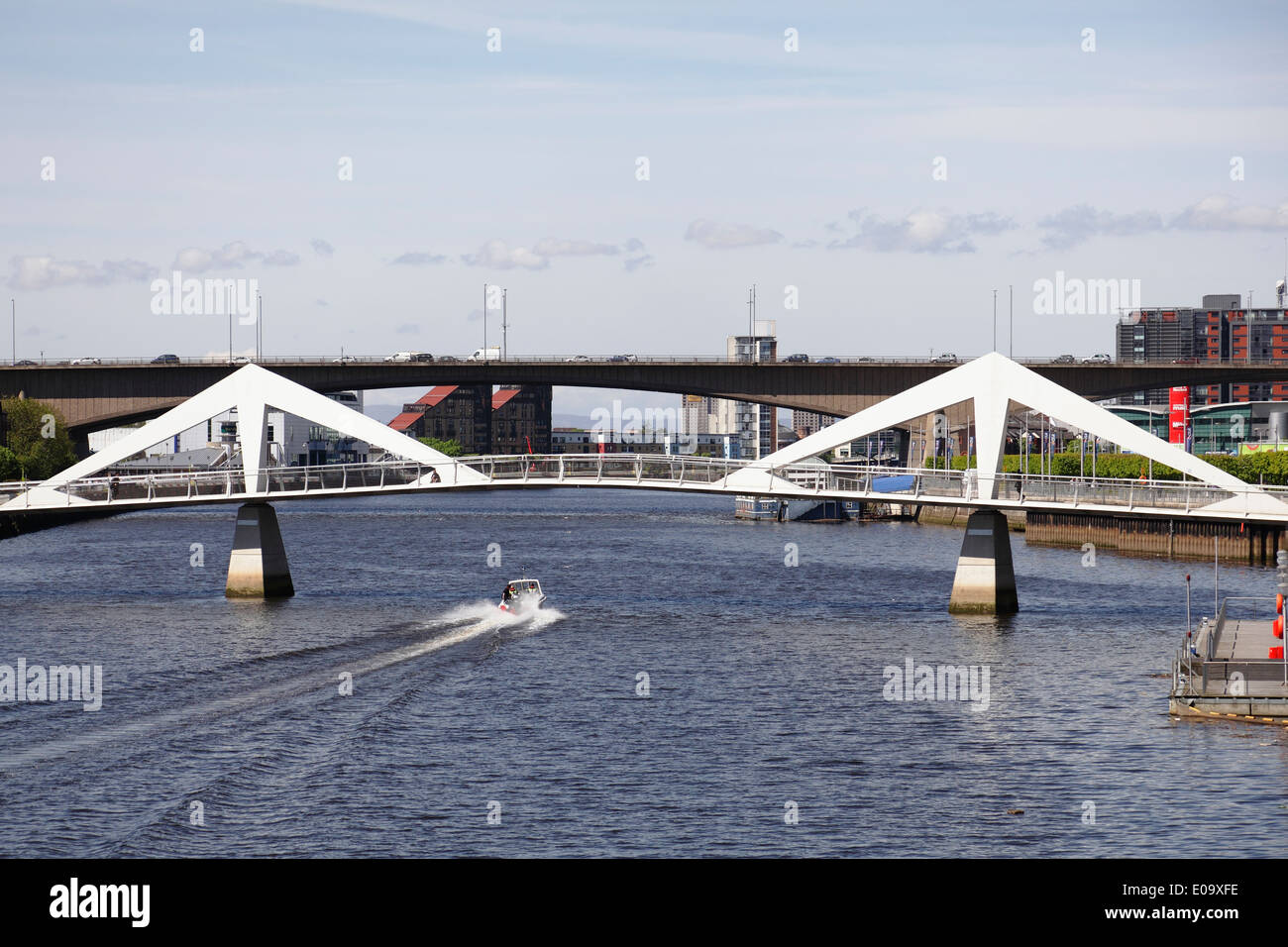 View West down the River Clyde to the pedestrian Tradeston / Squiggly ...