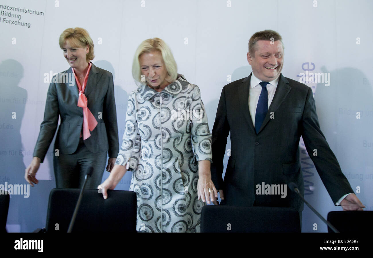 Berlin, Germany. 7th May, 2014. Education Minister Wanka and Health ...