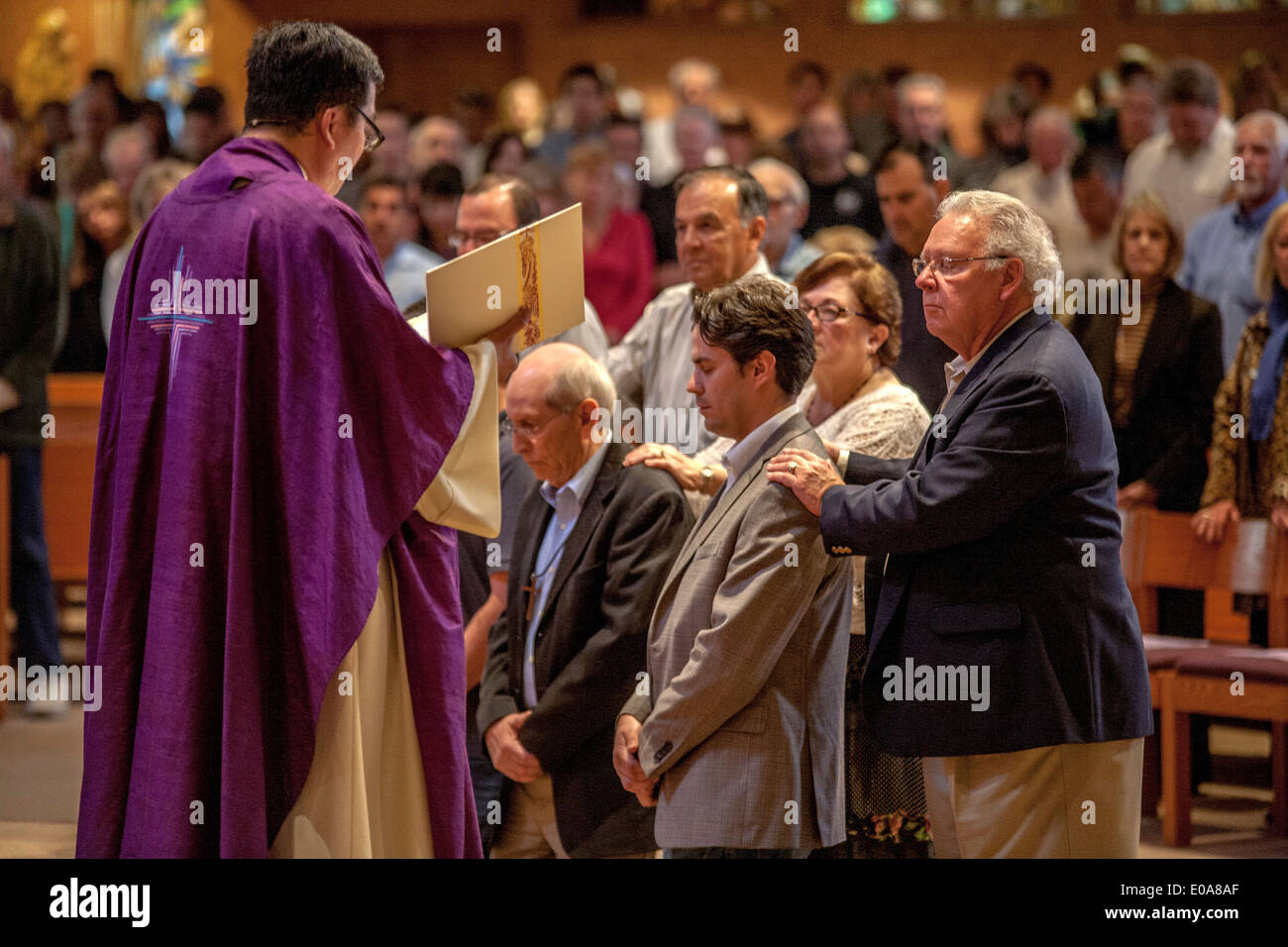 Kneel catholic hi-res stock photography and images - Alamy