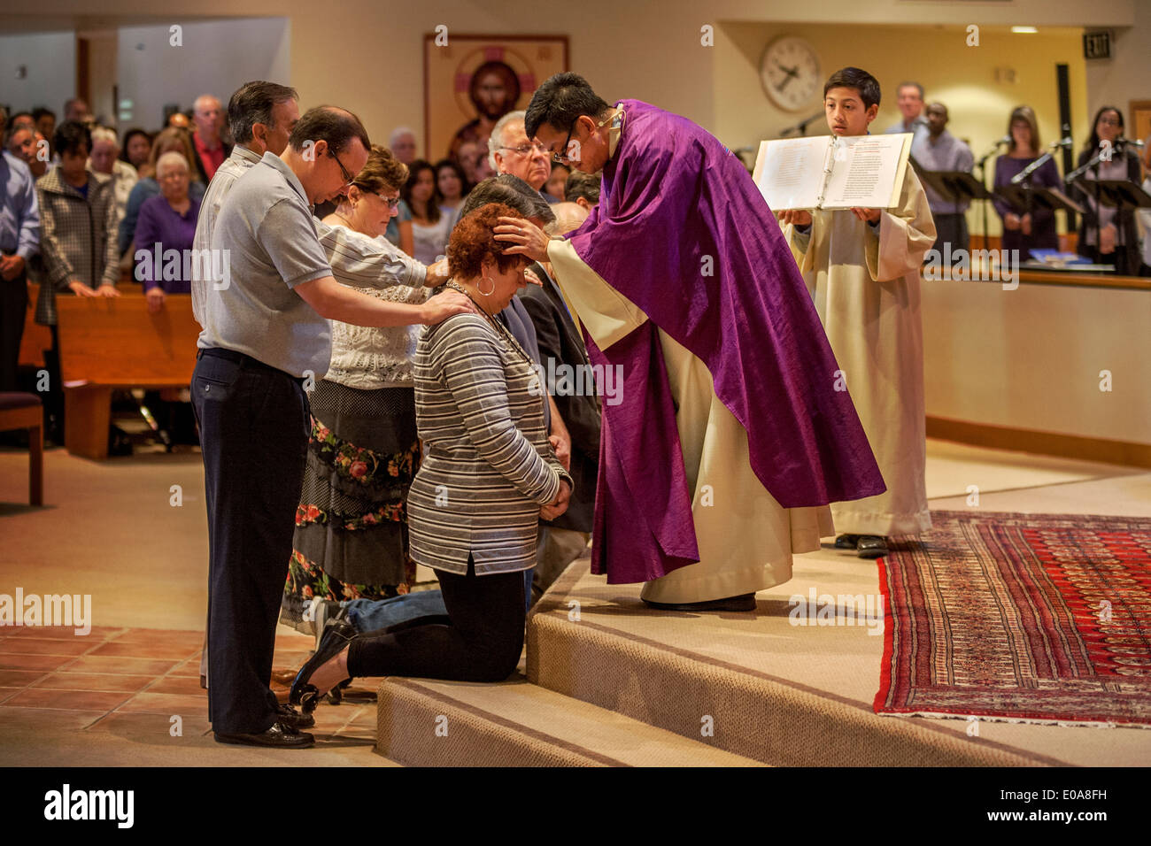 Kneel catholic hi-res stock photography and images - Alamy