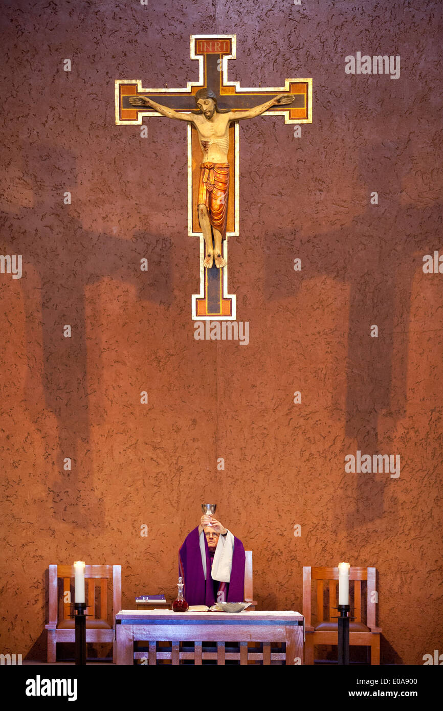 Catholic mass priest holding chalice hi-res stock photography and ...
