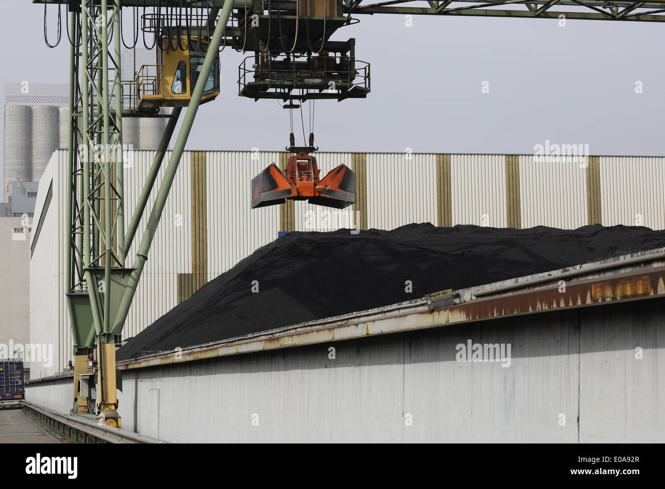 Crane grab hi-res stock photography and images - Alamy