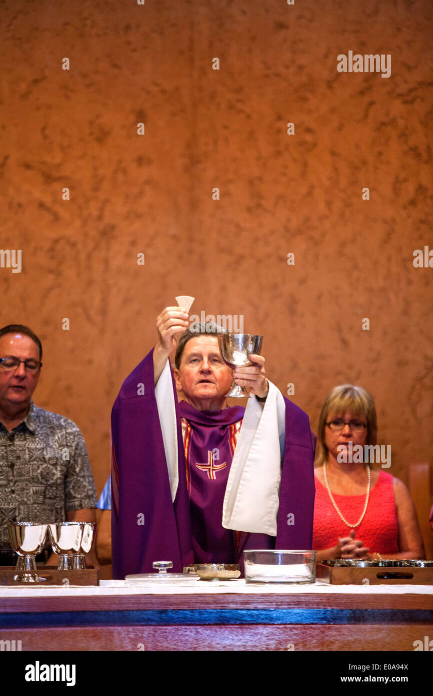 Chalice and host hi-res stock photography and images - Alamy