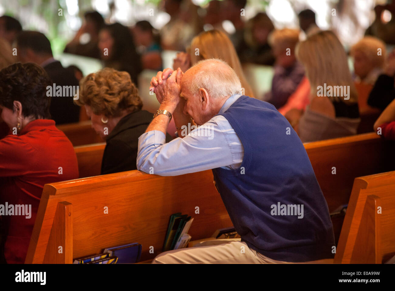 Family praying church hi-res stock photography and images - Alamy