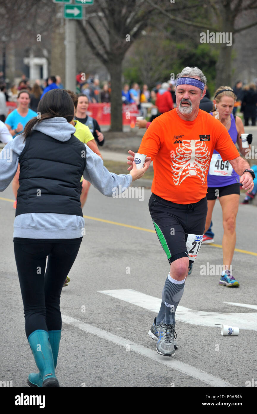 Marathon water station hi-res stock photography and images - Alamy