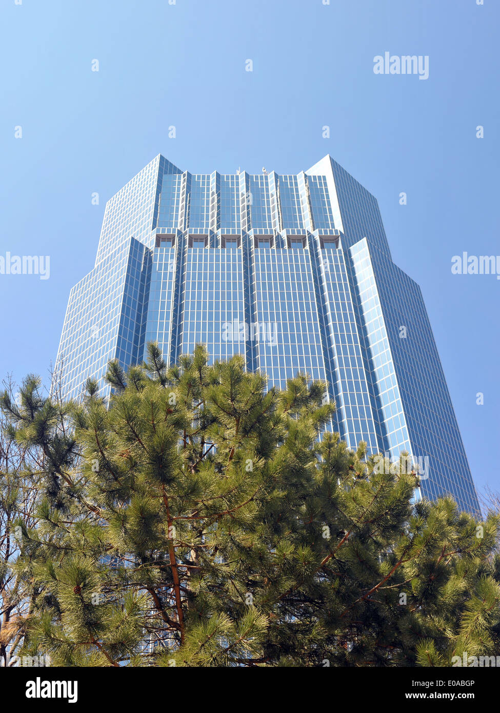 Looming skyscraper hi-res stock photography and images - Alamy