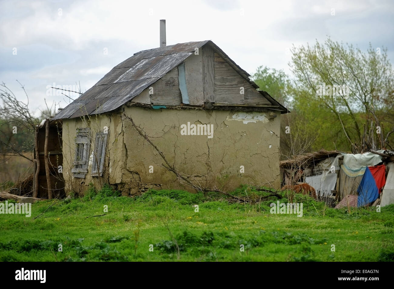 Old broken down house hi-res stock photography and images - Alamy