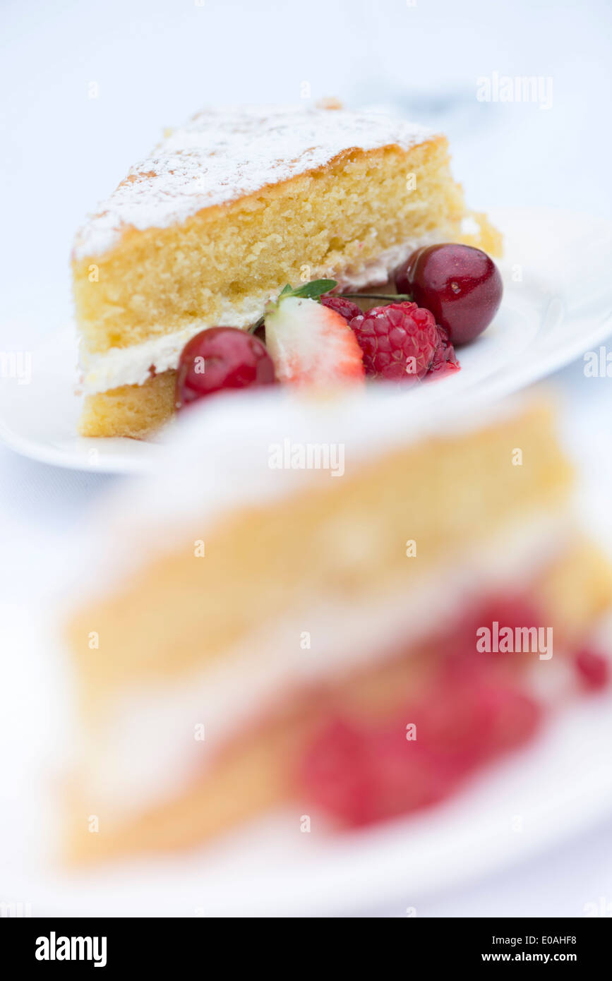 Cream jam sponge cake hi-res stock photography and images - Alamy
