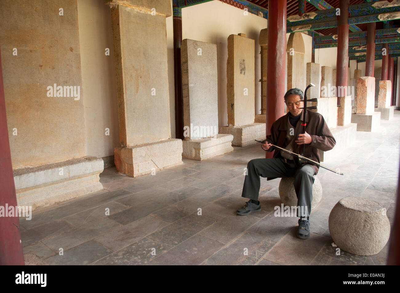 Man playing the erhu (chinese violin), Confucius Temple, Jianshui ...