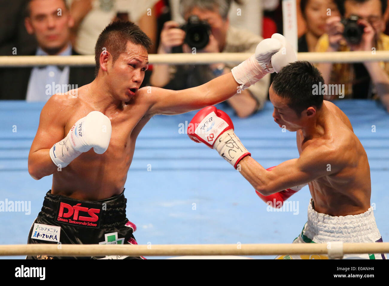 Osaka, Japan. 7th May, 2014. (L-R) Katsunari Takayama (JPN), Shin Ono ...
