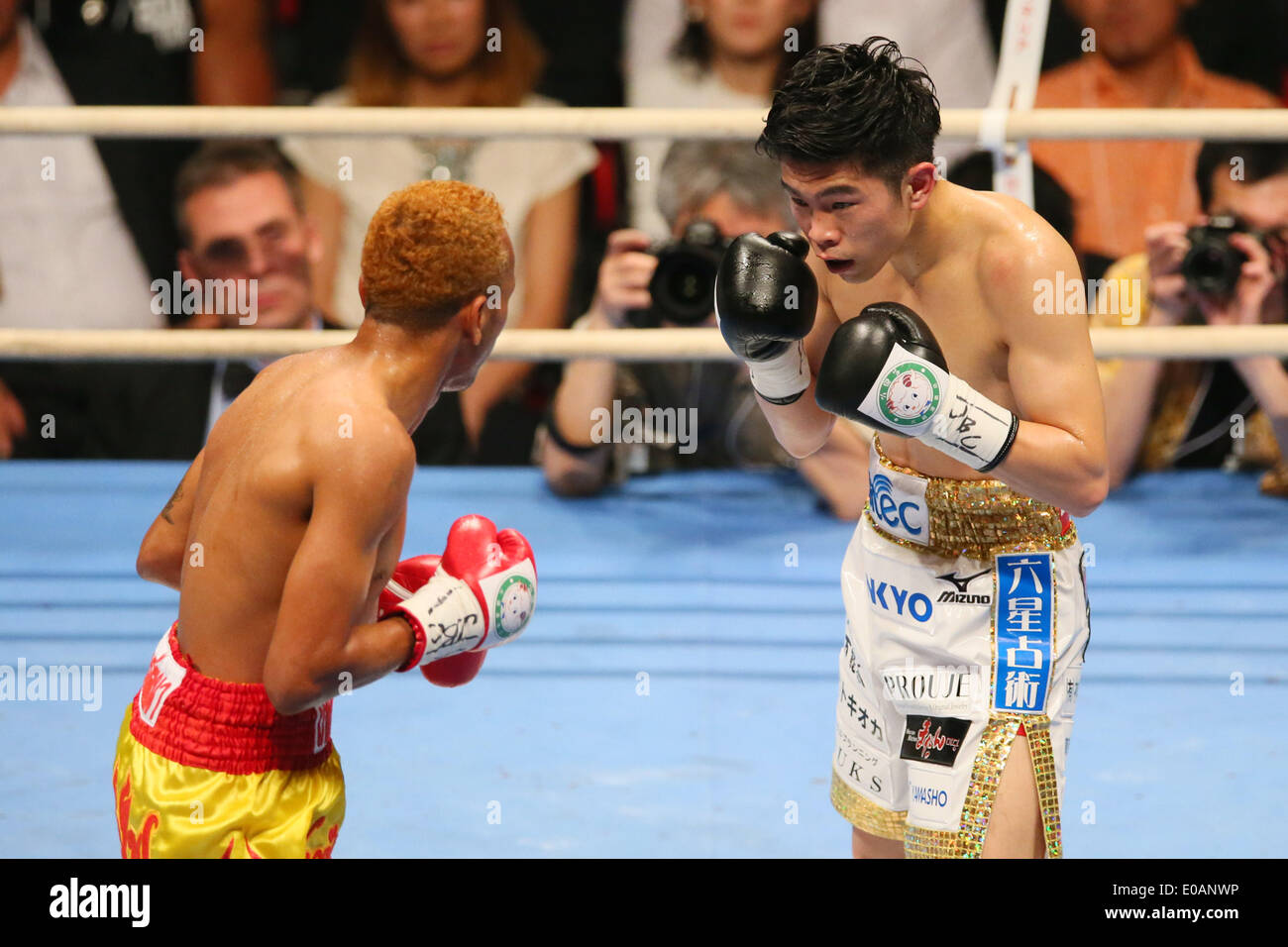 Osaka, Japan. 7th May, 2014. (L-R) Amnat Ruenroeng (THA), Kazuto Ioka ...