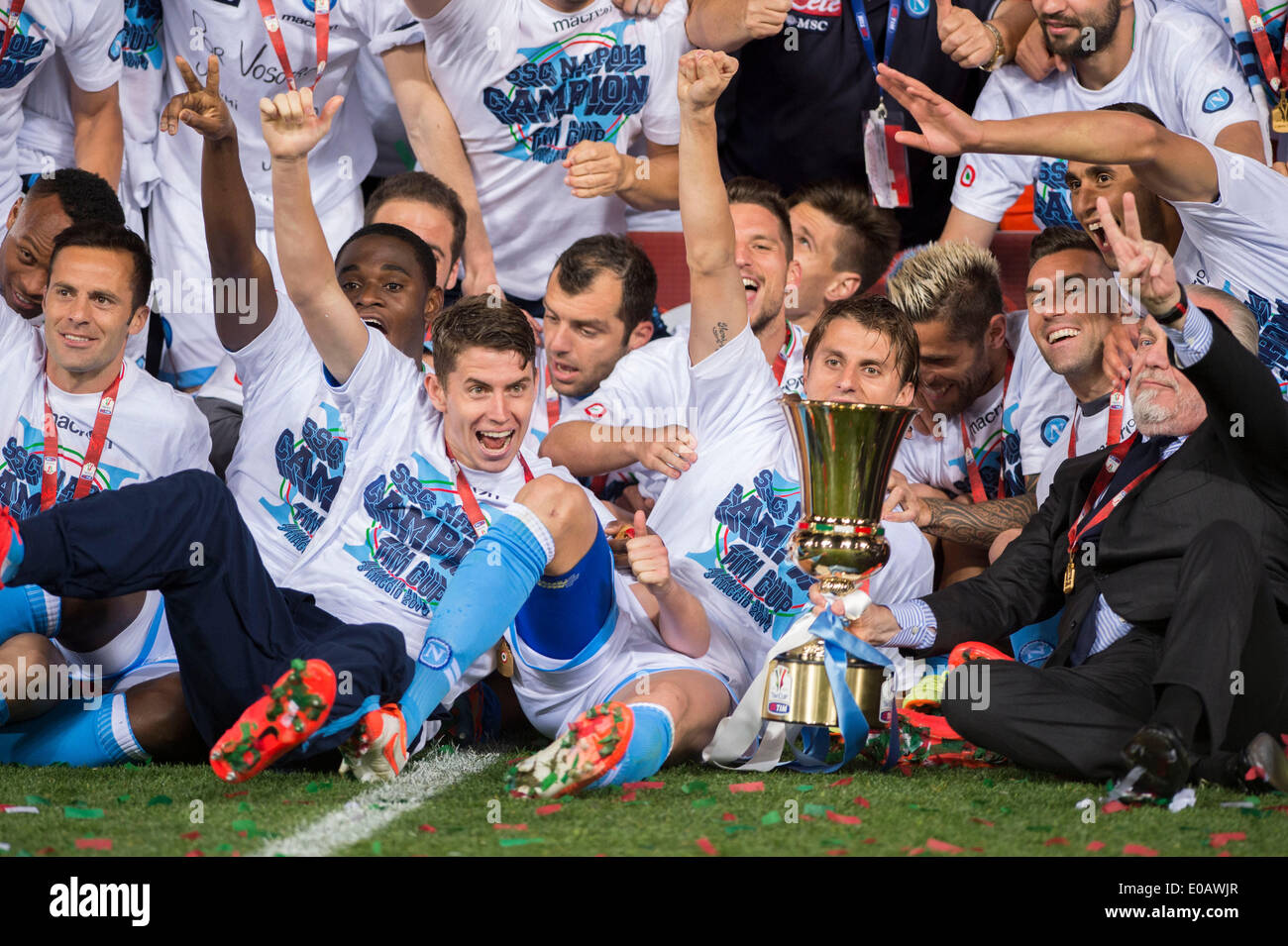 Team group trophy cup football hi-res stock photography and images - Alamy