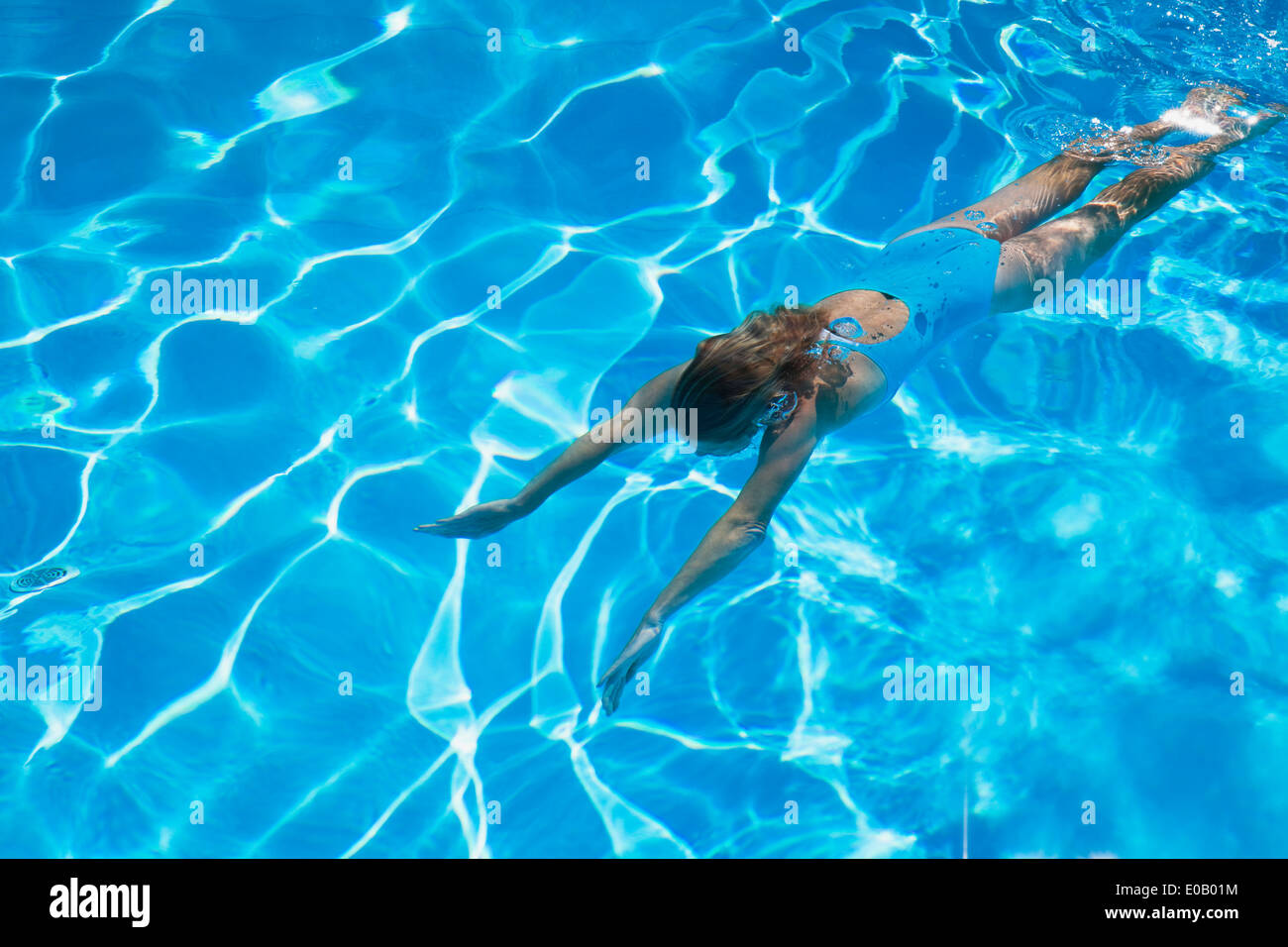 Woman diving in swimmingpool hi-res stock photography and images - Alamy