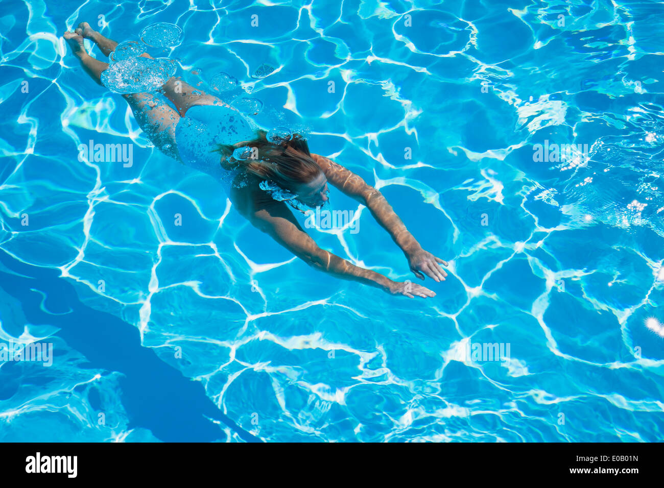 Woman diving in swimmingpool hi-res stock photography and images - Alamy