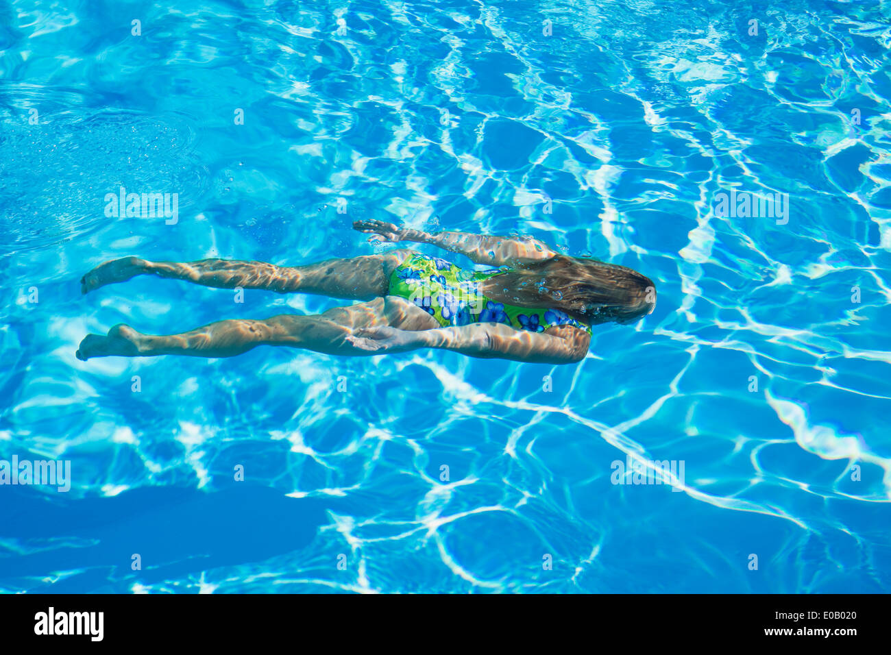 Woman diving in swimmingpool hi-res stock photography and images - Alamy