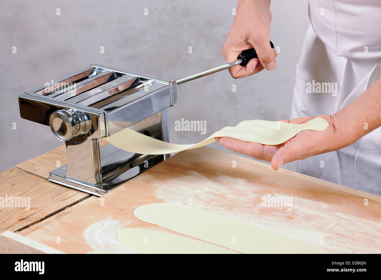 Man using pasta machine for home-made tortelloni Stock Photo - Alamy