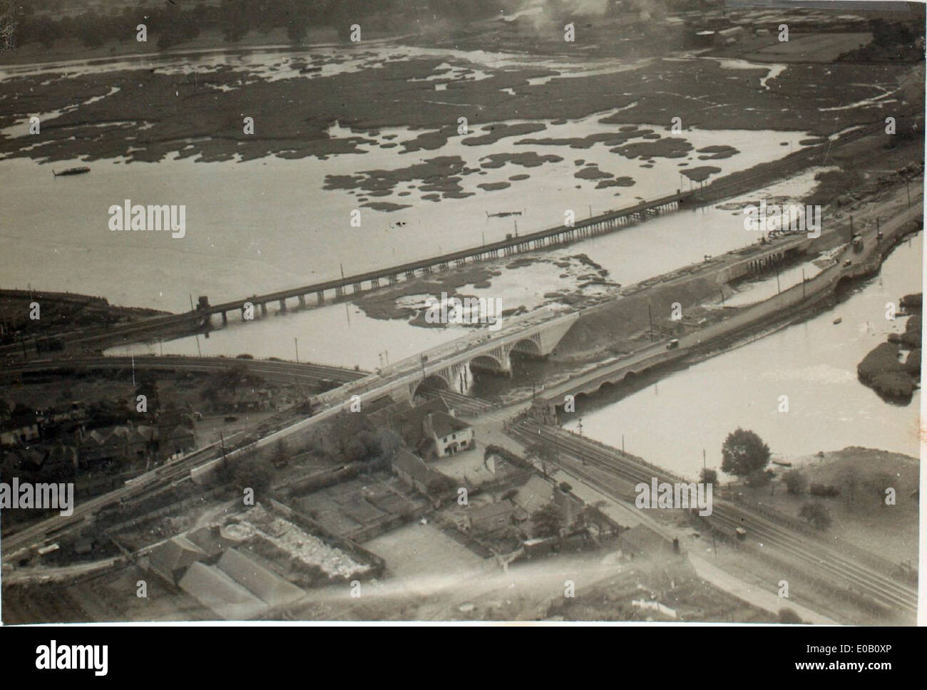 Kew bridge aerial hi-res stock photography and images - Alamy