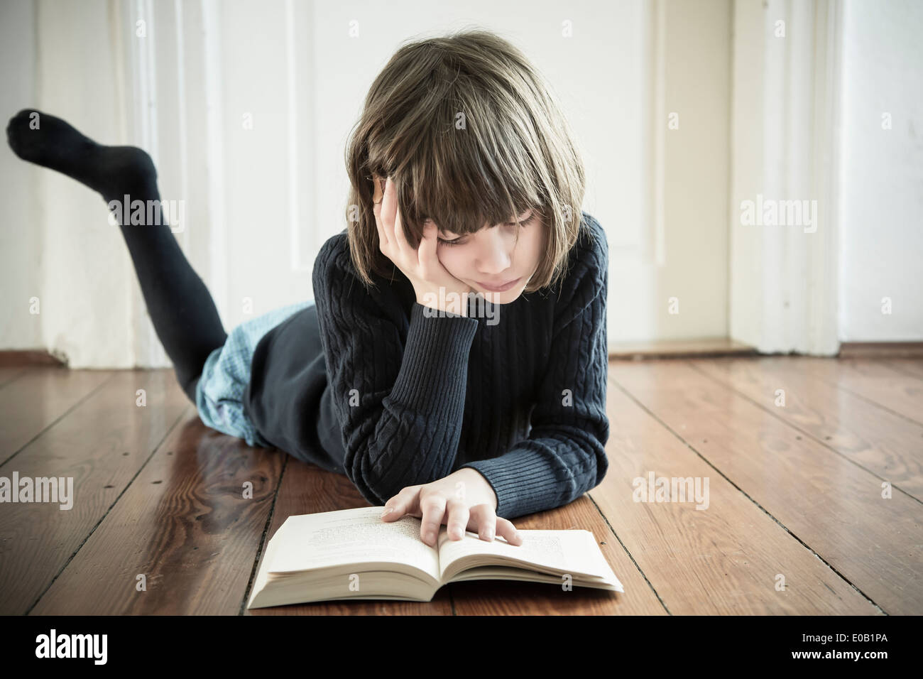 Portrait of reading girl Stock Photo - Alamy