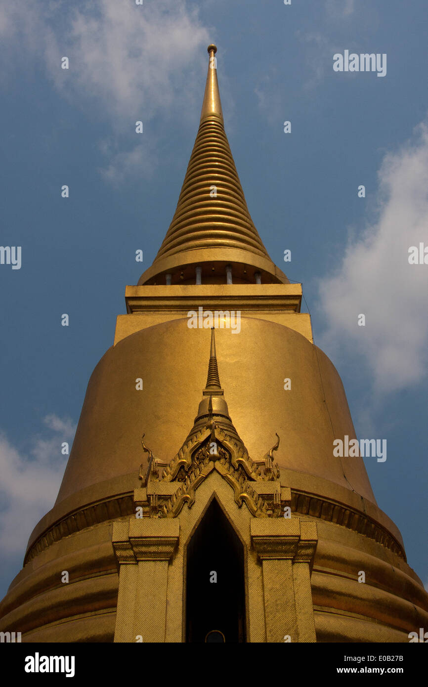Golden spire of the temple hi-res stock photography and images - Alamy
