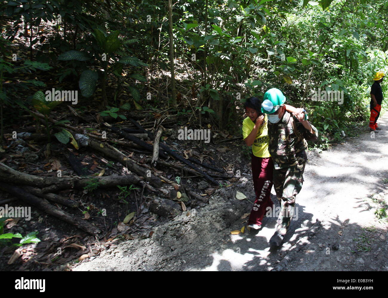 Visayas, Philippines. 8th Apr, 2014. A Filipino soldier performs a ...