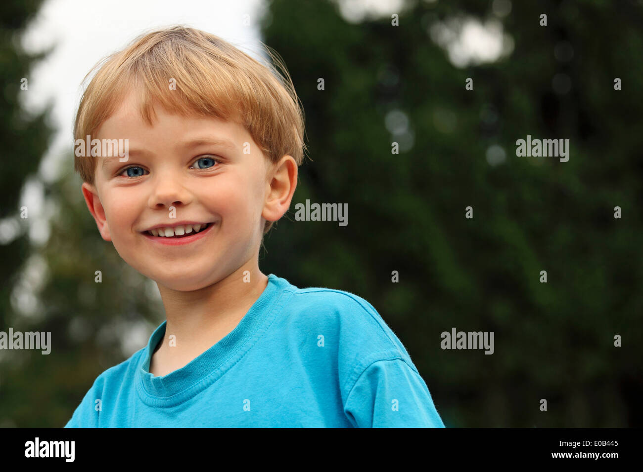 Portrait of smiling little boy Stock Photo - Alamy