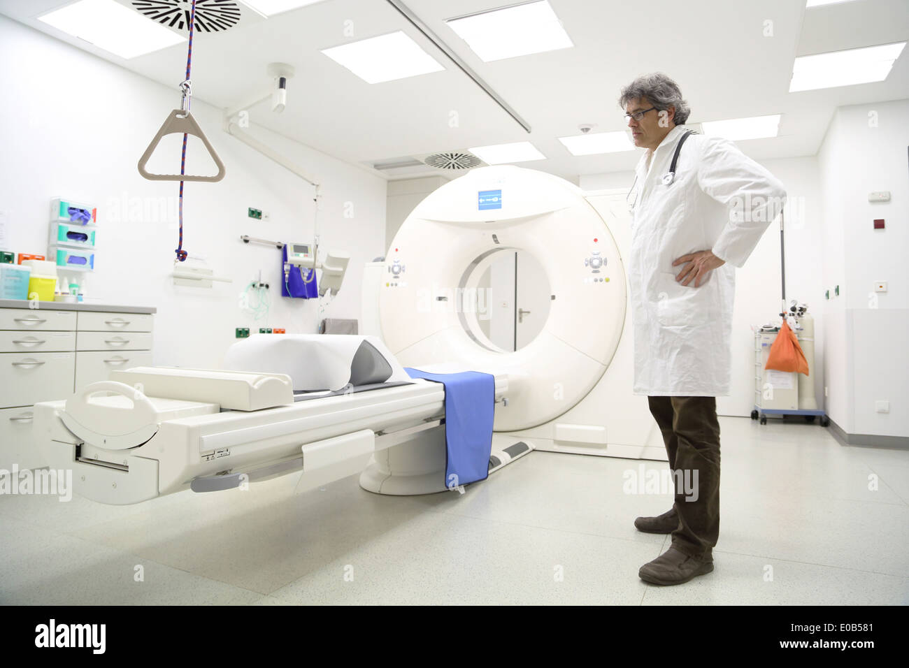 Doctor in hospital with MRT Stock Photo - Alamy