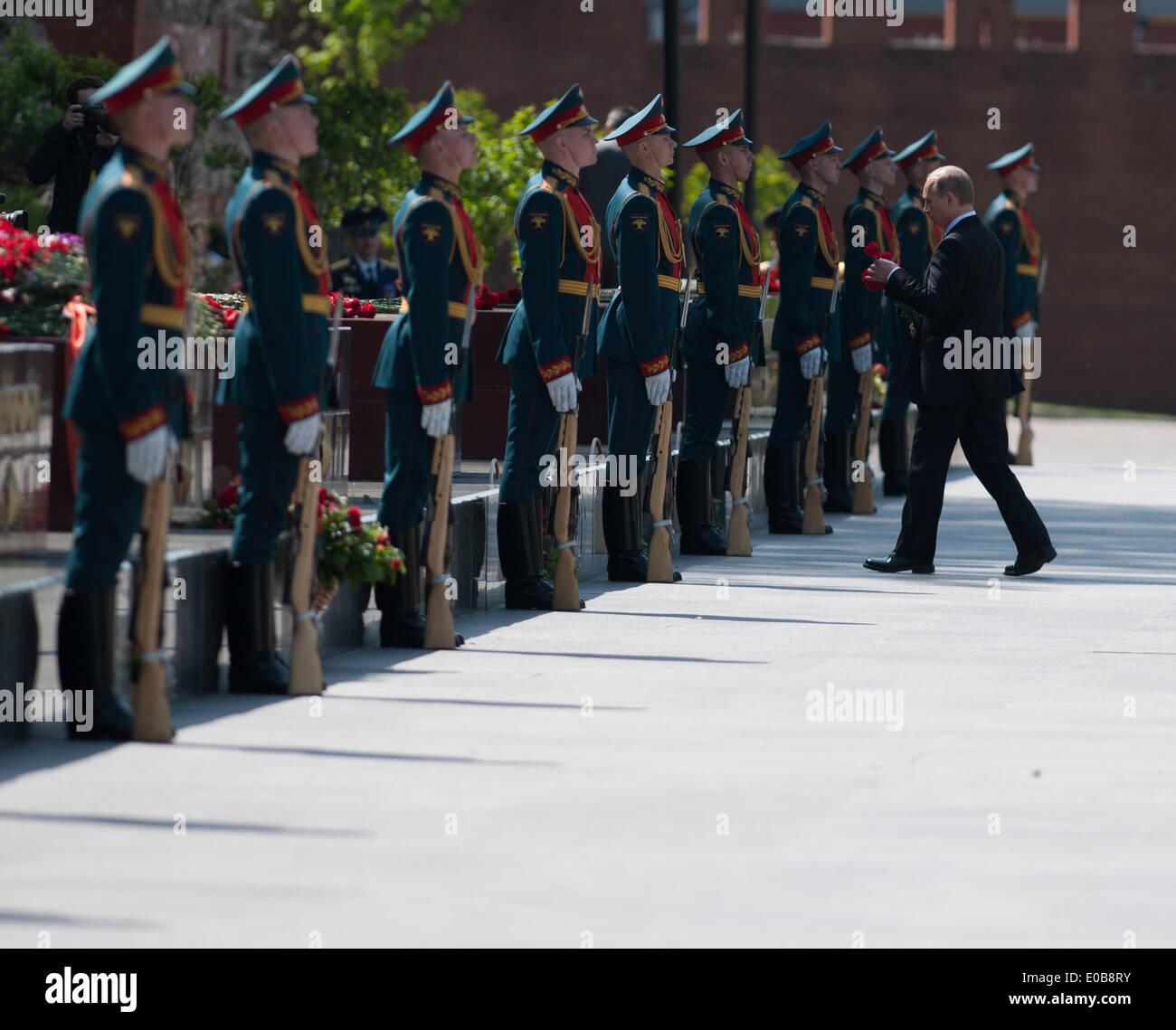 President vladimir putin laying flowers hi-res stock photography and ...