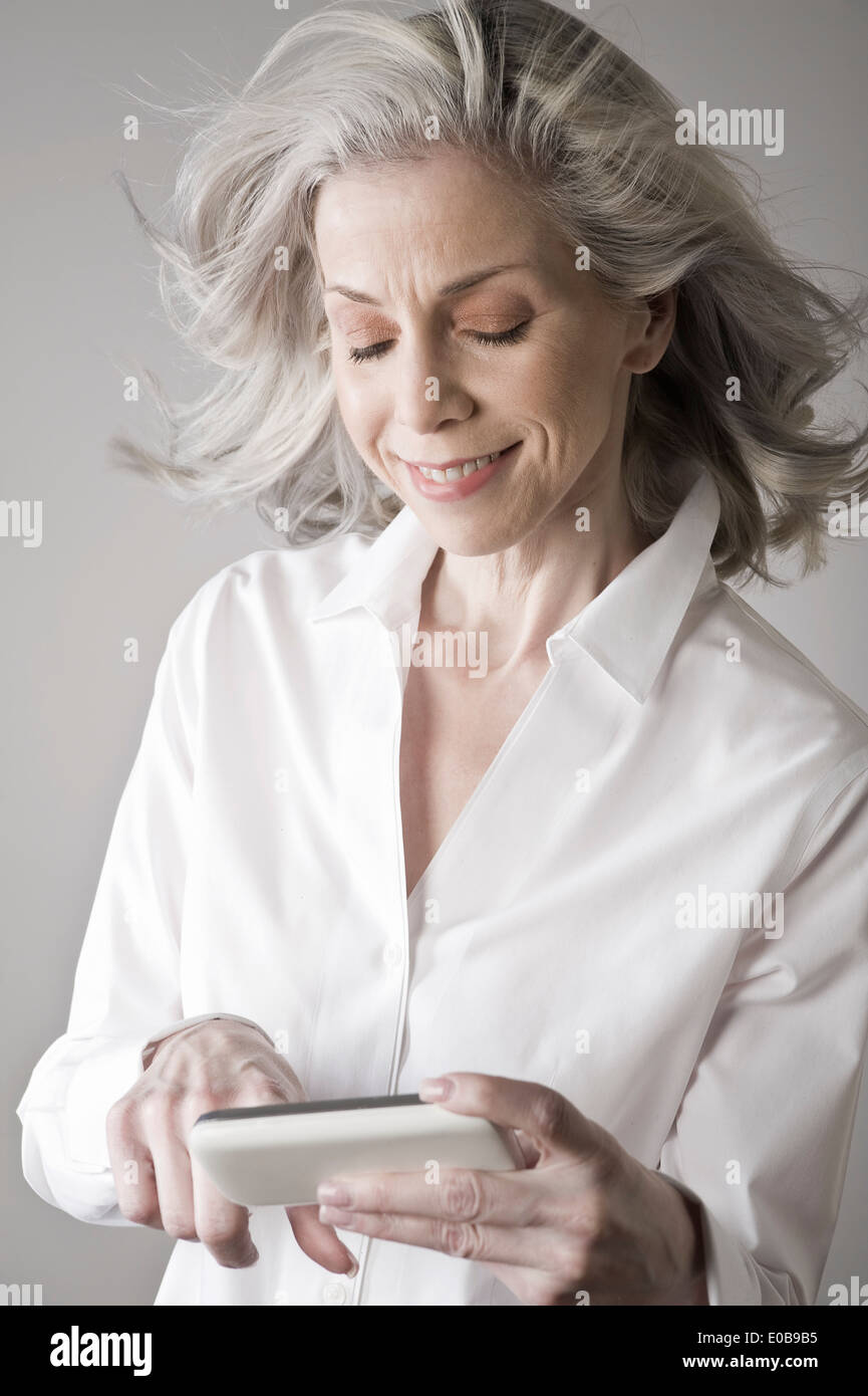 Older woman smartphone hi-res stock photography and images - Alamy