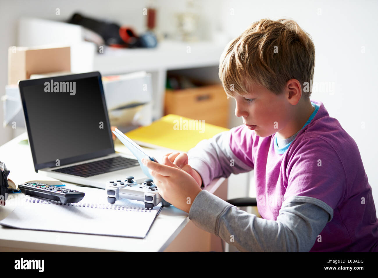 Networking digital technology hi-res stock photography and images - Alamy