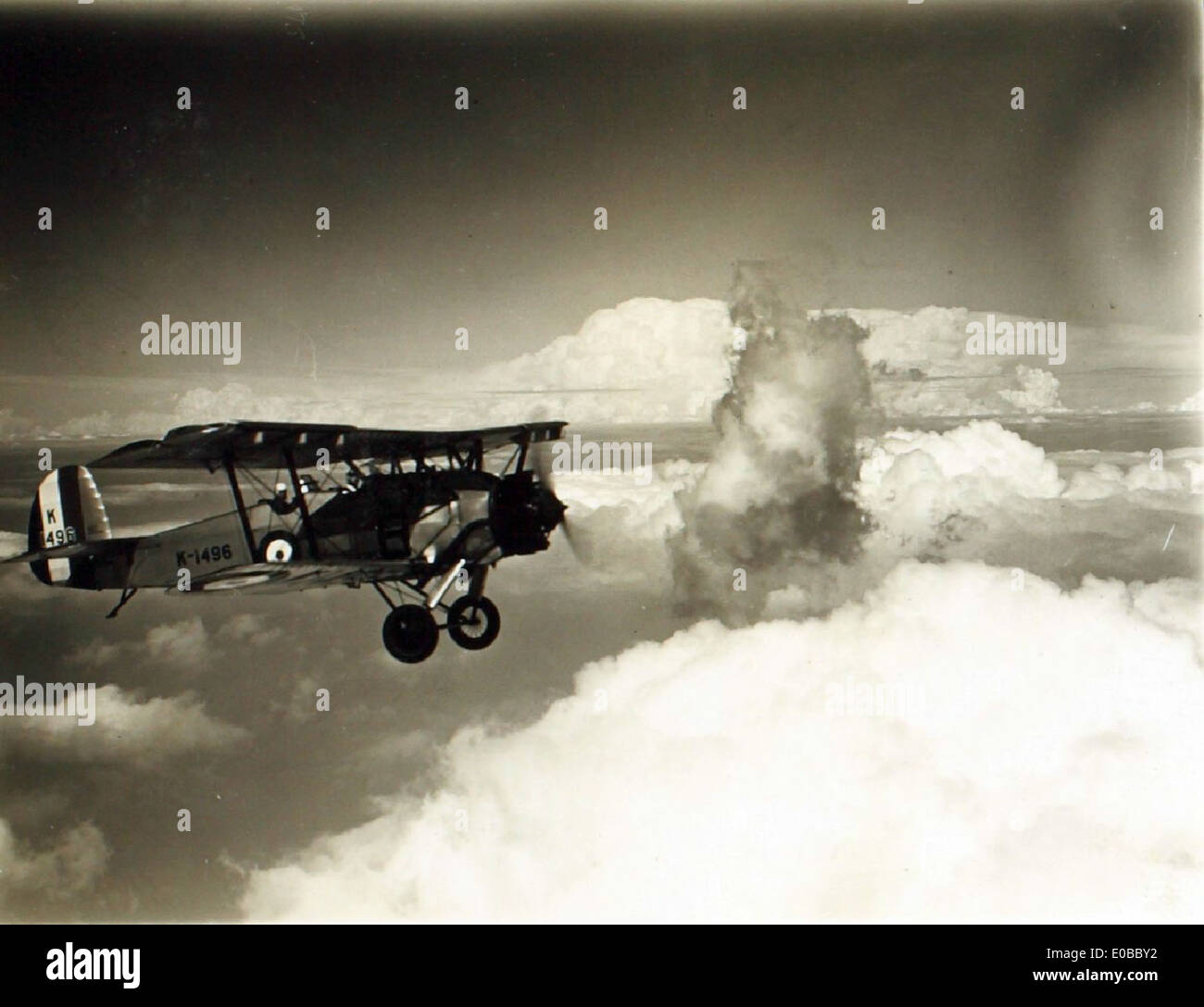 Aircraft flying above hi-res stock photography and images - Alamy