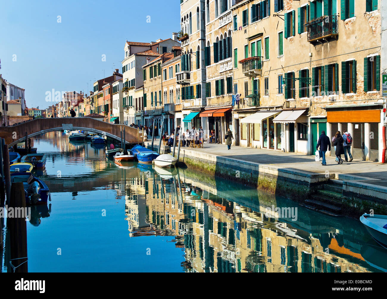 A view of the unique city of Vendig in Italy. Fondamenta degli Ormesini ...
