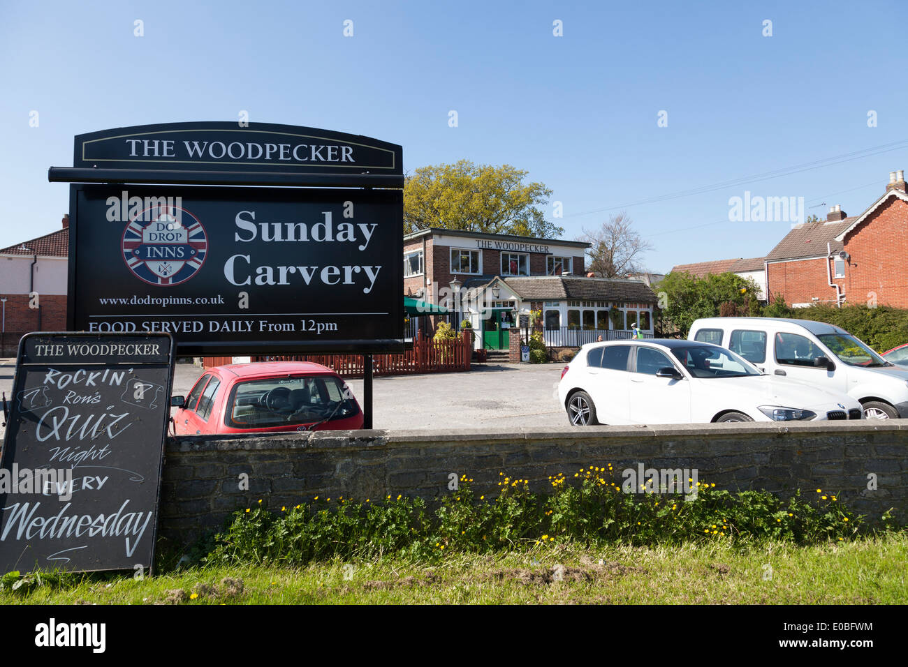 Pub with sign advertising 'Sunday Carvery' and Quiz Night Stock Photo ...