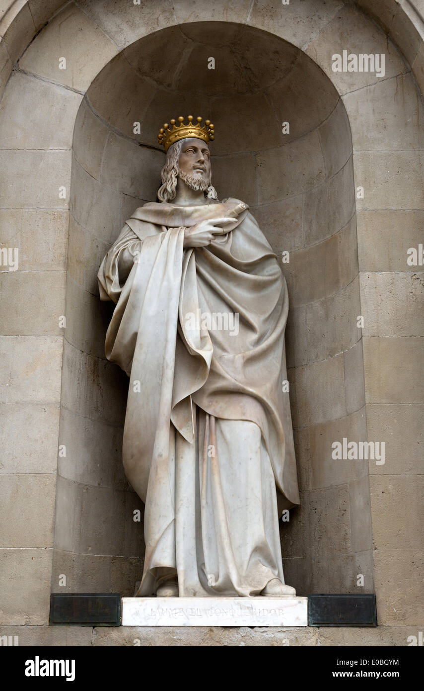 King sculpture on the facade of a building in Barcelona Stock Photo - Alamy
