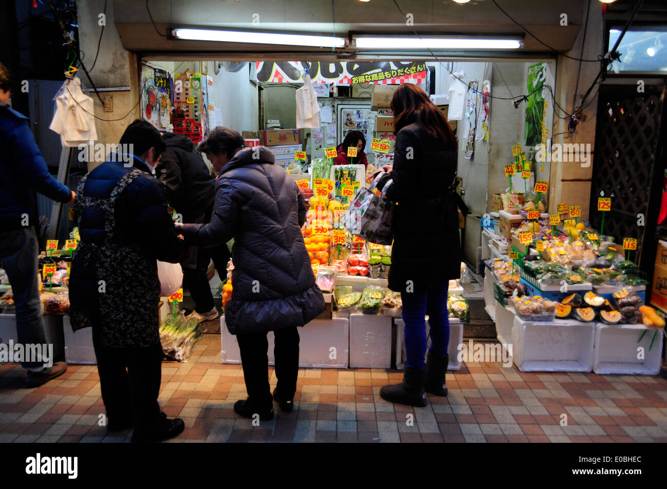 Japan vegetable market hi-res stock photography and images - Alamy