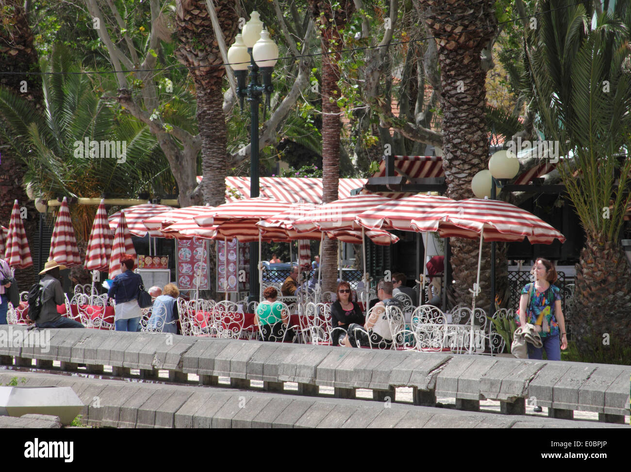 Cafe waterfront hi-res stock photography and images - Alamy