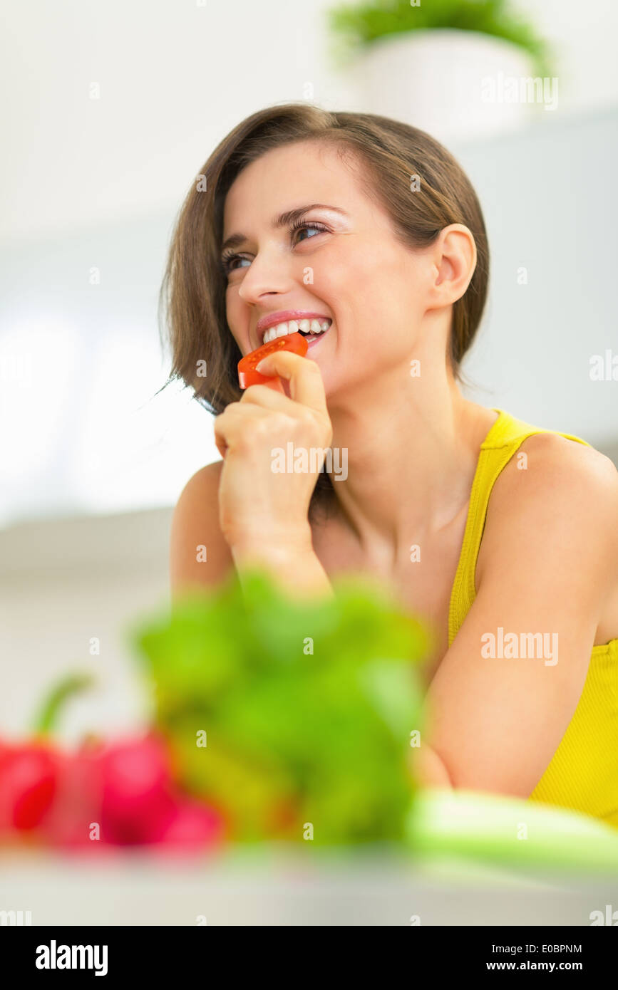 Tomato in kitchen hi-res stock photography and images - Alamy