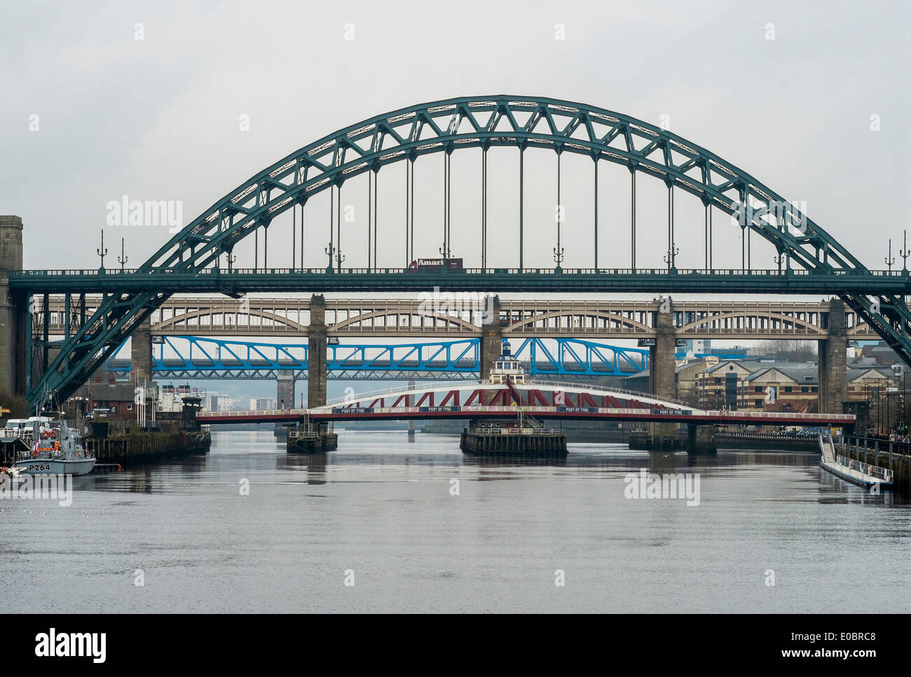 The River Tyne bridge spanning between Newcastle and Gateshead Stock ...