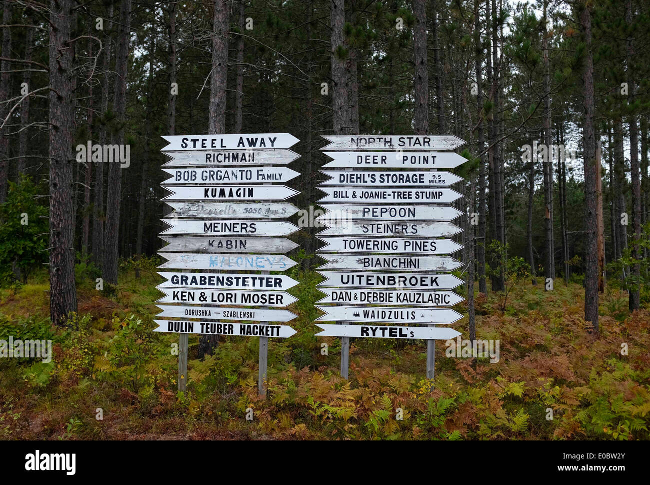 Wood signs hi-res stock photography and images - Alamy