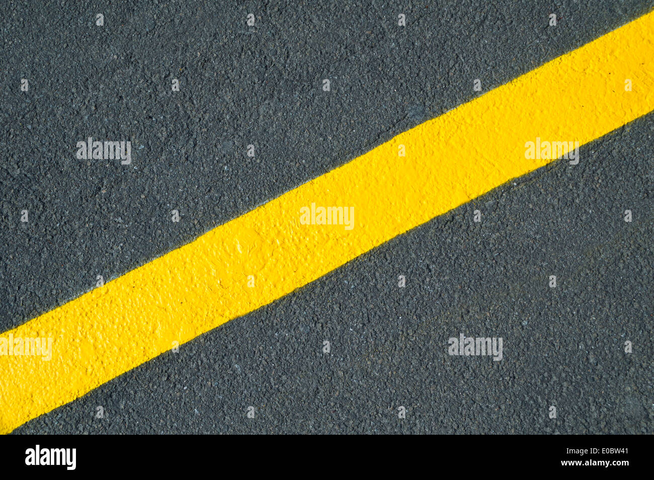 Yellow line on new asphalt detail Stock Photo - Alamy