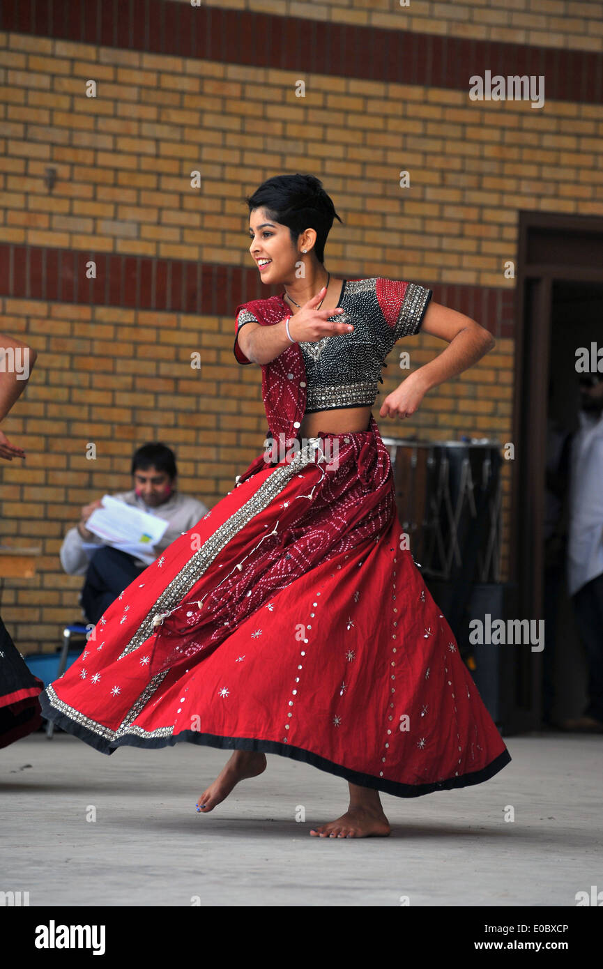 Canadians participate in the annual Spring Holi Festival by throwing ...
