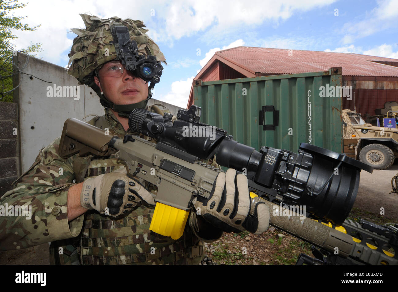 Night vision goggles soldier hi-res stock photography and images - Alamy