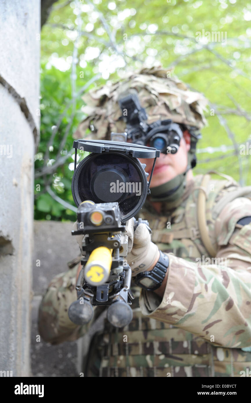 Night vision goggles soldier hi-res stock photography and images - Alamy