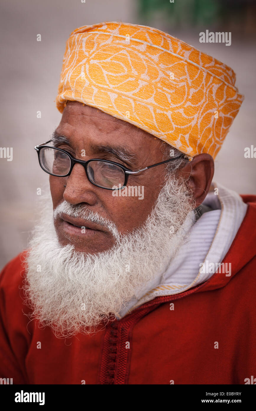 Arab man wearing white turban hi-res stock photography and images - Alamy