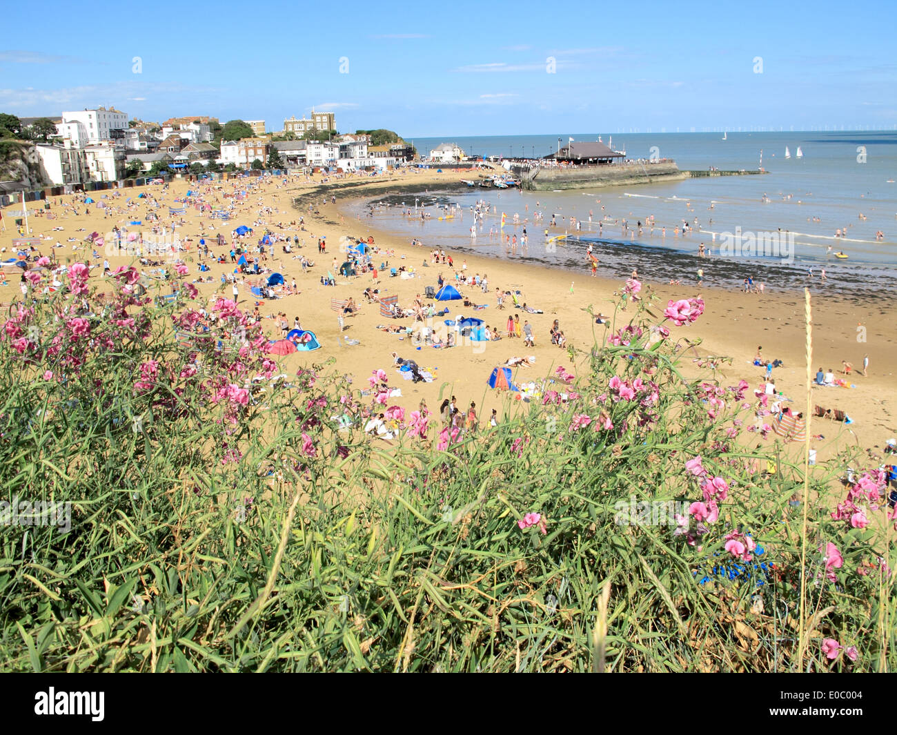 The sandy beach at Broadstairs in Kent on a sunny day Stock Photo - Alamy