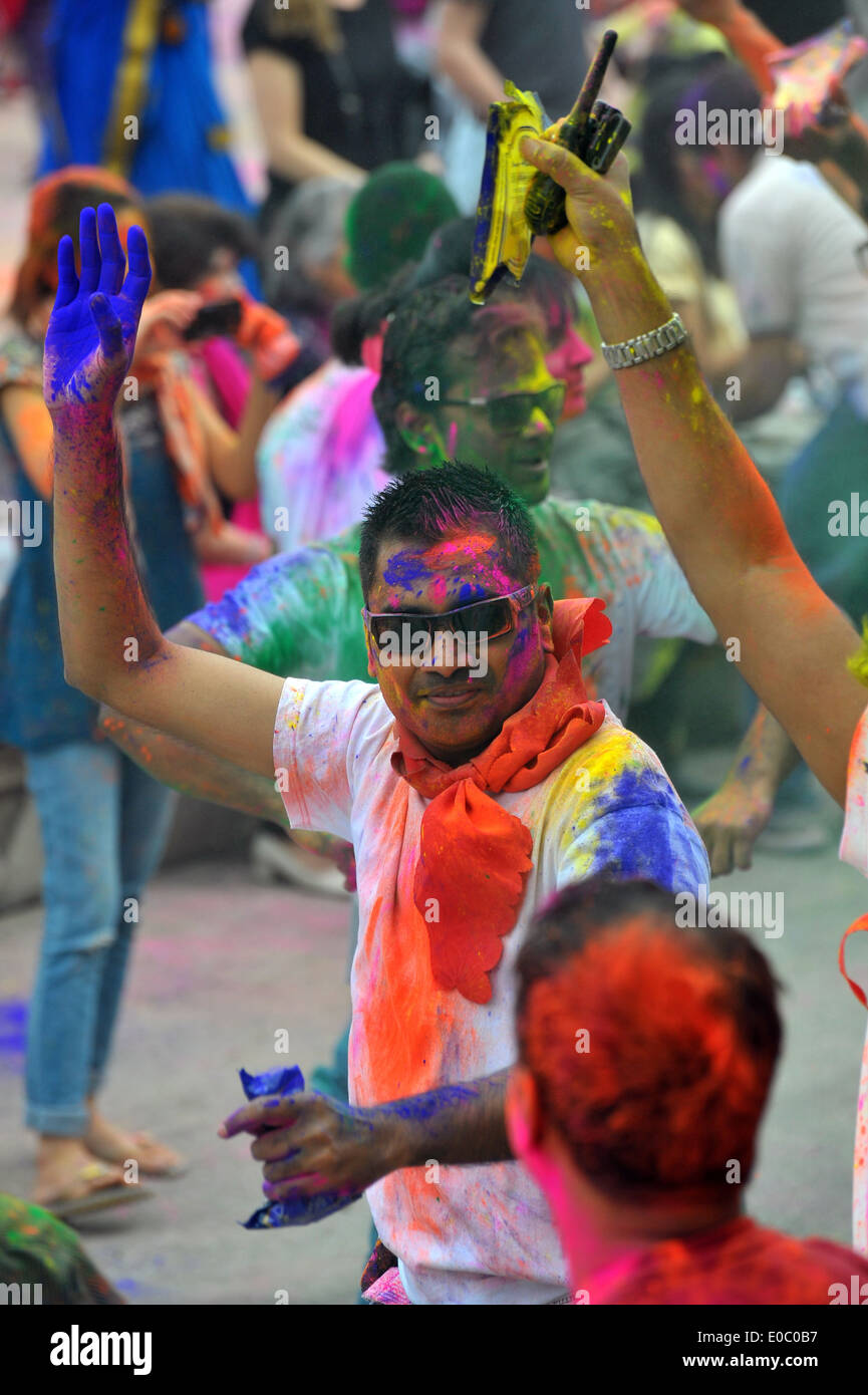 Canadians participate in the annual Spring Holi Festival by throwing ...