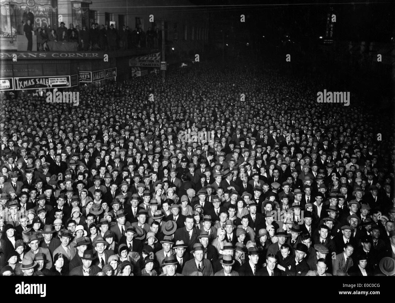 Crowd of people 1930s hi-res stock photography and images - Alamy